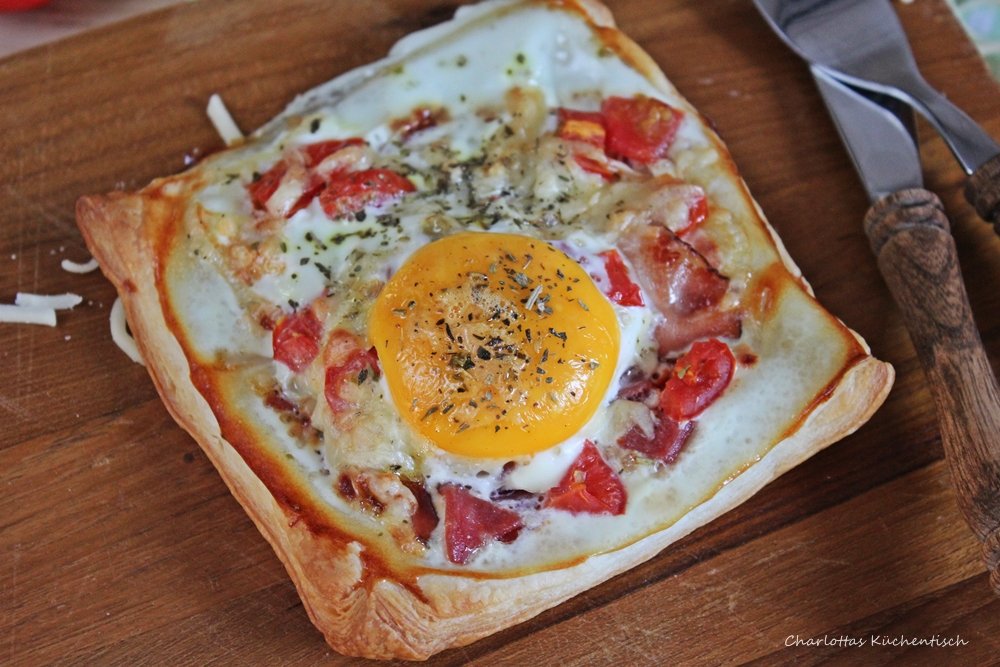 Spiegelei-Blätterteig-Pizza - Charlottas Küchentisch
