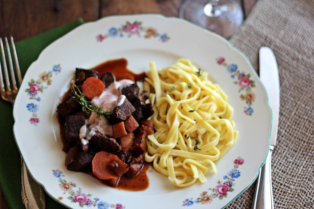 Etwas Besonderes für den Mittagstisch - Rehgulasch und Rotwein ...